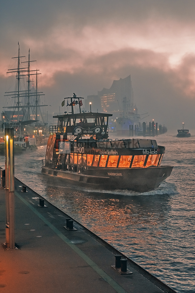 Harbor Ferry Lights | Hamburg als Fotokunst beim bilderwerk Hamburg